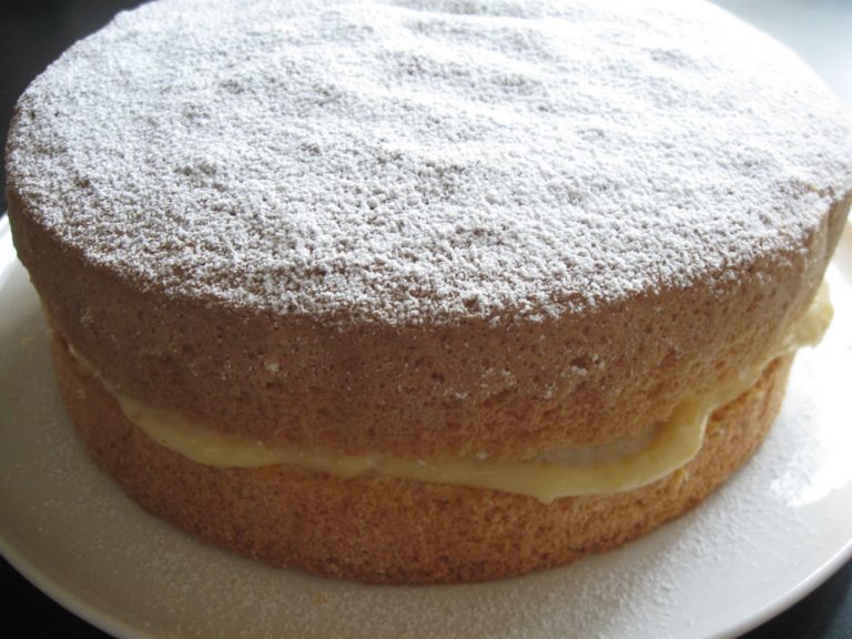 Fat-Free Sponge Cake With Custard and Pear – Hiroko's Recipes