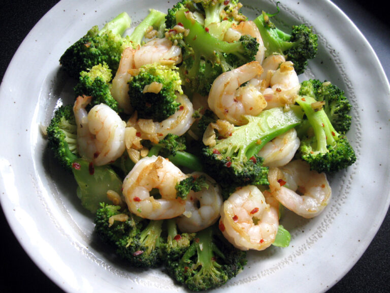 Steam-fried Garlic Chilli Broccoli & Prawns – Hiroko's Recipes